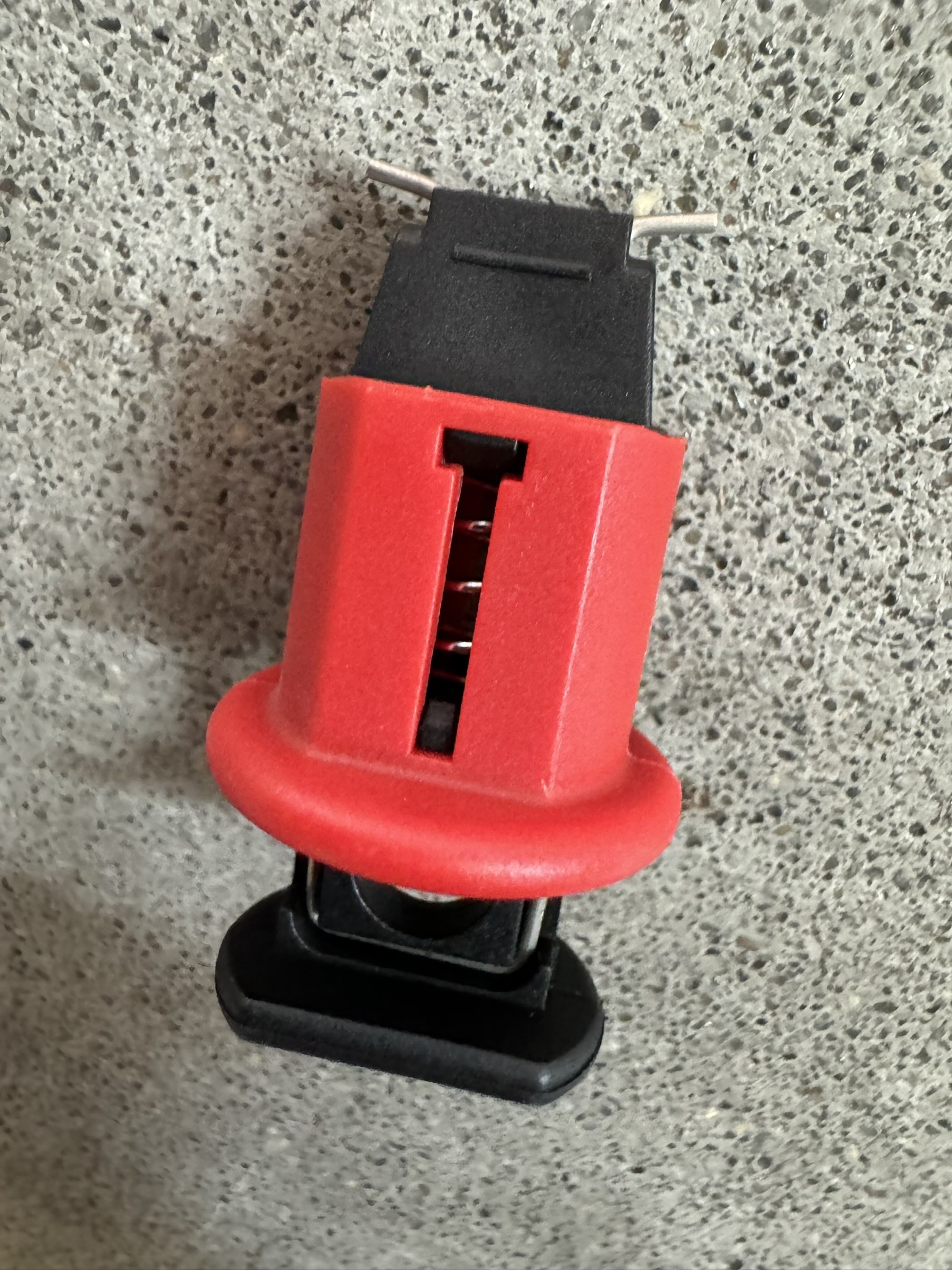 Mini circuit breaker lockout pins out standard | Products | Traconed