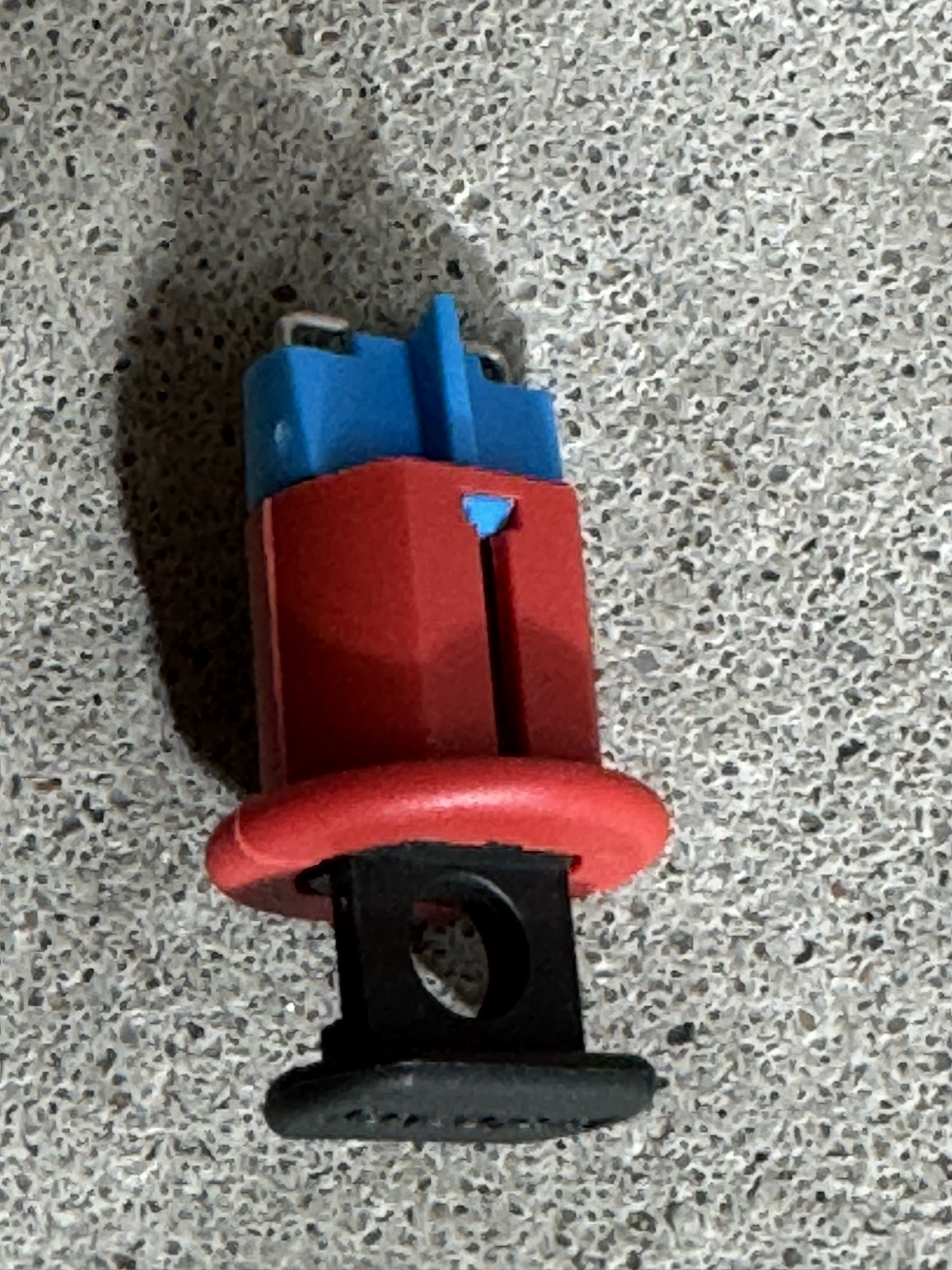 Mini circuit breaker lockout pins in standard | Products | Traconed