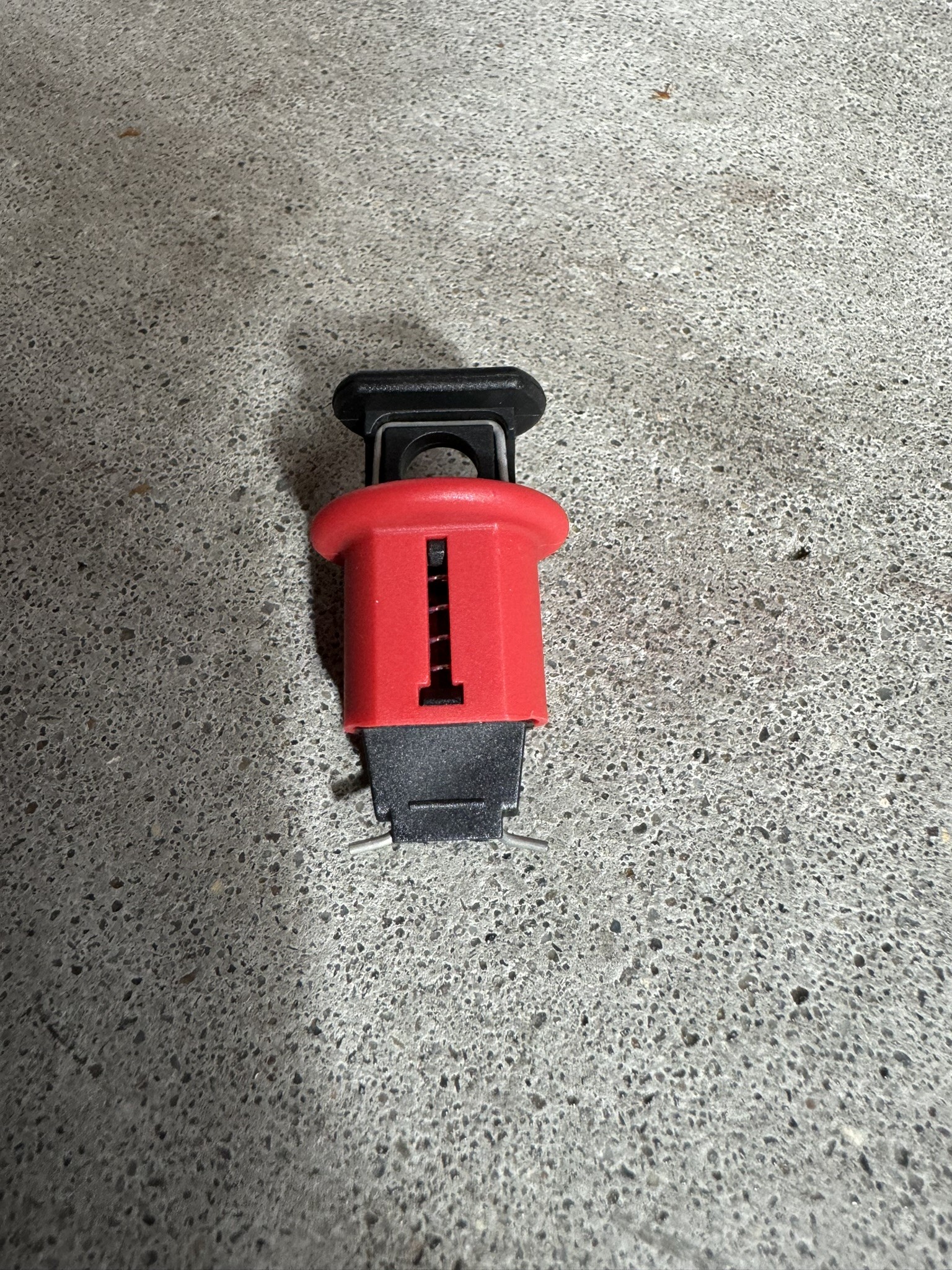 Mini circuit breaker lockout pins inside 17mm | Products | Traconed